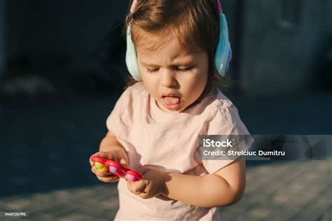 아름다운 유아 작은 마을에서 일몰에 플라스틱 장난감을 가지고 노는 아이 행복한 가족 어린 시절 사람들의 라이프 스타일 사랑 사람들 개념 2 3 살에 대한 스톡 사진 및 기타