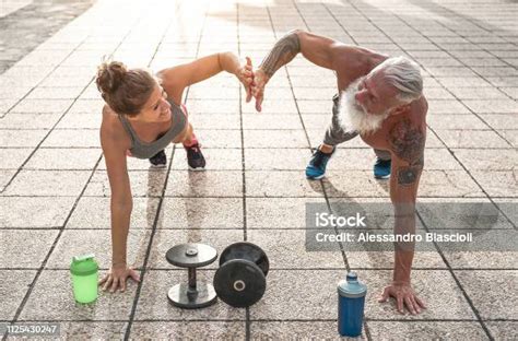 피트 니스 커플 푸시 업 운동 야외만들기 운동 세션 외부사람들의 개념 교육 행복 한 선수를 하 고 능력 및 보디 빌딩 라이프 스타일에 맞게 노인에 대한 스톡 사진 및 기타
