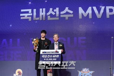 포토 김선형 MVP 수상 네이트 스포츠