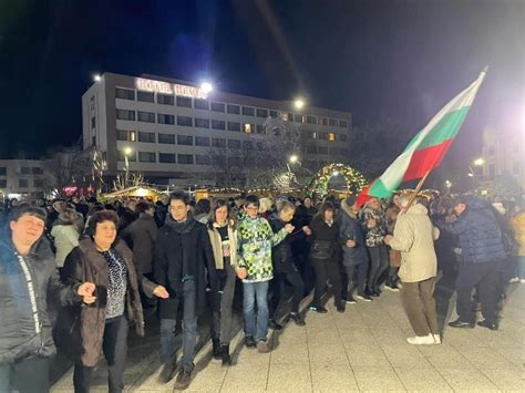 Жители и гости на Враца посрещнаха заедно Нова година снимки
