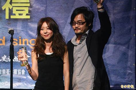 鍾成虎親手把陳綺貞拉下「文青女神」寶座 阿信看不下去發聲了 自由電子報 Line Today