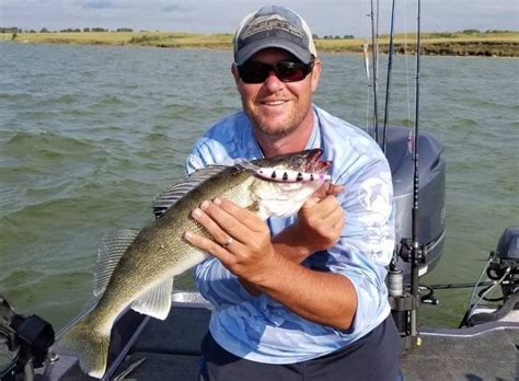 Walleye Trolling Guide How To Troll For Walleyes 101