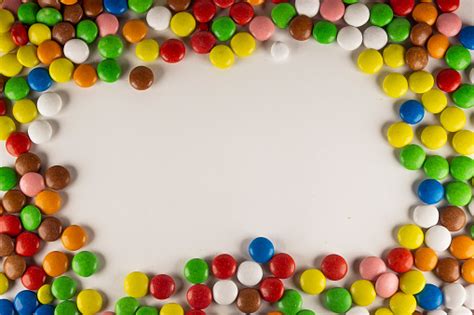 흰색 배경에 프레임 워크의 모양에 화려한 드래그 콩 장식 배경 근접 촬영 노랑에 대한 스톡 사진 및 기타 이미지 노랑 다중 색상 달콤한 음식 Istock