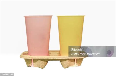 종이 컵 홀더에 플라스틱 컵을 넣은 테이크 아웃 커피 2 개가 흰색으로 분리되어 있습니다 0명에 대한 스톡 사진 및 기타 이미지 0명 공란 나무 상자 Istock