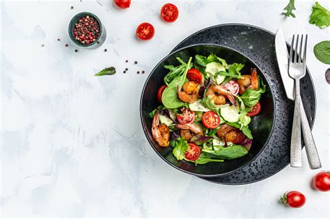 그릇에 아보카도와 새우 샐러드 가벼운 배경에 맛있는 아침 식사 또는 간식 최고 전망 그릇에 대한 스톡 사진 및 기타 이미지