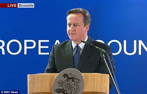 David Camerons Eu Speech Descends Into Shambles As The Royal Crest Falls Off His Lectern