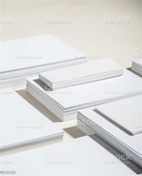 브랜딩 Id를 위한 템플릿입니다 그래픽 디자이너 프리젠 테이션 및 포트폴리오를 위한 제품입니다 흰색 배경에 격리 된 Id 모형 Id는 그림자로 모형을 설정합니다 사진 모의