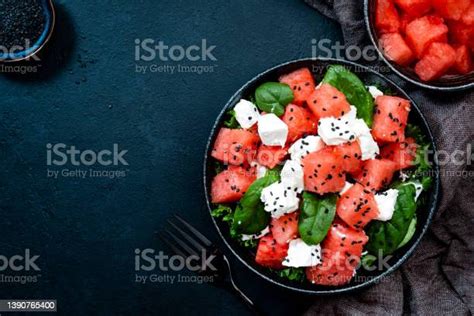 페타 치즈 시금치 검은 참깨 다크 테이블 배경 상단 보기 네거티브 스페이스를 곁들인 여름 수박 육즙 샐러드 그릇 건강한 생활방식에 대한 스톡 사진 및 기타 이미지 Istock
