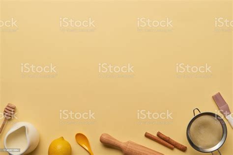 복사 공간 노란색 배경에 빵집 재료와 조리 기구의 평면도 0명에 대한 스톡 사진 및 기타 이미지 0명 노란색 배경 레몬