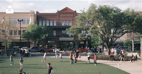 크리켓 게임을 하는 한 무리의 사람들 사진 Unsplash의 무료 건물 이미지