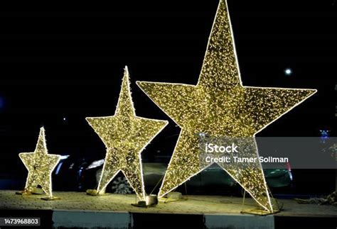 이슬람교도들 사이에서 라마단 금식의 달을 축하하는 다양한 크기의 별들의 Led 조명이 있는 이집트 거리의 축제 장식 배경 거리에