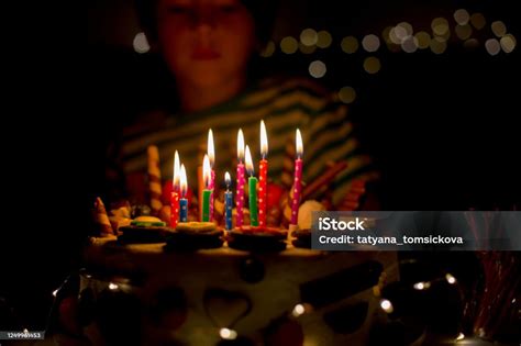 달콤한 아이 상단에 초콜릿을 많이 집에서 만든 생일 케이크와 함께 자신의 생일을 축하 쿠키와 딸기 가정 생활에 대한 스톡 사진