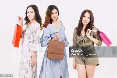 여자 친구는 쇼핑백을 들고 흰색 배경에서 함께 시간을 즐기고 가방에 대한 스톡 사진 및 기타 이미지 가방 거리 걷기 Istock