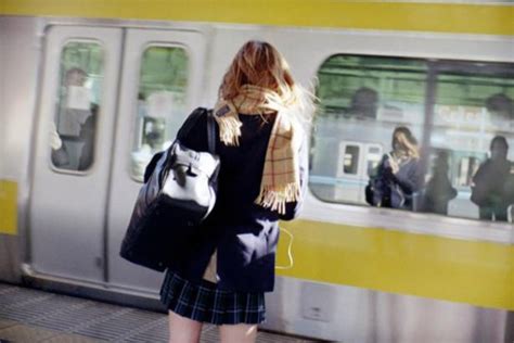 スカッと電車で座り込む女子高生が邪魔だったので鞄を外に投げ捨ててやった結果驚愕の展開に よむよむ