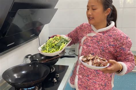 菜园的蒜薹要长老媳妇抽一把回家炒香肠这菜就米饭绝配 凤凰网视频 凤凰网