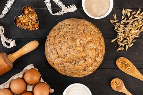 호밀 가루 하트 쉐이프 베이킹 접시 호밀 귀 롤링 핀 계란 사우고프 및 시리얼 곡물로 수제 사워도우 빵 덩어리 만들기 건강한