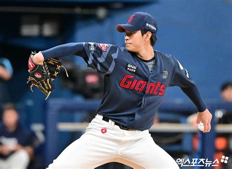 롯데 156km 괴물 좌완 무너졌다병살 잡고 위기 탈출→3타자 연속 피안타→시즌 최다실점 Era 235 폭등 고척 현장