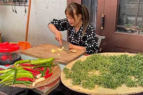 韭花长老了，媳妇摘回家做韭花酱，方法简单，就馍吃着那叫一个香凤凰网视频凤凰网