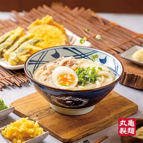 丸亀製麺 【228連假出遊】【來吃麵】 4天連假出遊~大家要注意安全唷~ 開開心心出門、平平安安回家💕 有到百貨商場逛逛時🛍 不妨可以到