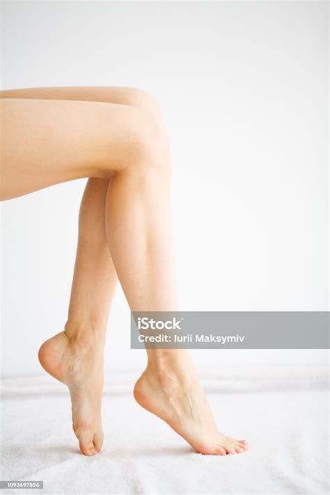 손 및 손톱 케어 완벽 한 페디큐어와 아름 다운 여자의 피트입니다 뷰티 데가 스파 매니큐어 가꿔주기에 대한 스톡 사진 및 기타 이미지 Istock