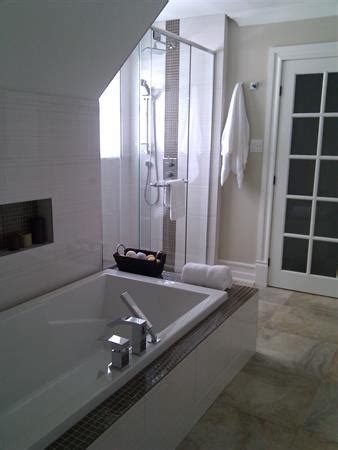 Salle de bain bien équipée avec douche et baignoire encastrée