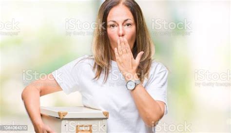 중세 스페인 여자 이동 지주 손으로 실수 두려움 침묵 비밀 개념에에서 무서 워의 표현에 대 한 수치와 충격 절연된 배경 표지 입에 포장 상자 가리기에 대한 스톡 사진 및