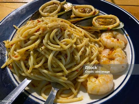 이탈리아 음식 새우 Aglio Olio 파스타 국수와 검은 후추를 어두운 배경의 나무 보드 측면보기에있는 접시에 담아 0명에 대한 스톡 사진 및 기타 이미지 Istock