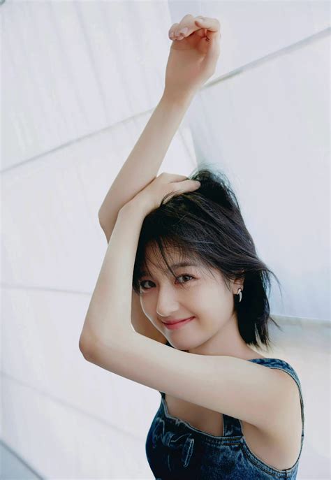 李兰迪最新写真！展现腰部美好线条，俏丽短发甜美可人！李兰迪短发腰部新浪新闻