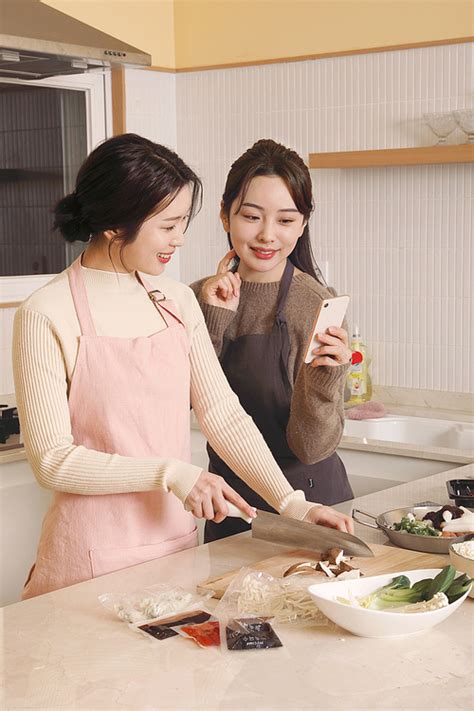 겨울실내일상밀키트 재료로 음식만드는 사진 유토이미지 상세페이지 베이직샵 사진 21905243