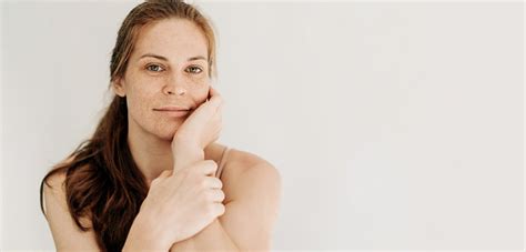 하얀 바탕에 아름 다운 잠겨 있는 주근깨가 있는 여자의 초상화 30 34세에 대한 스톡 사진 및 기타 이미지 30 34세