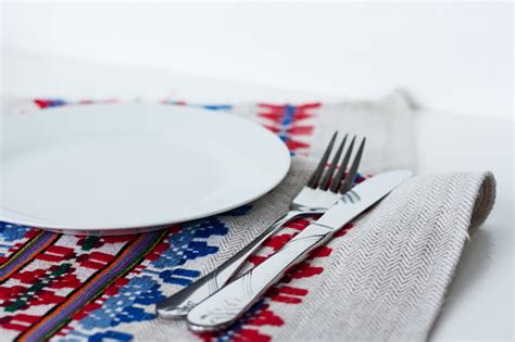 저녁 식사 테이블 설정 접시 포크 자수 패턴의 짠 천 냅킨에 칼 우크라이나에서 전통적인 수제 0명에 대한 스톡 사진 및 기타
