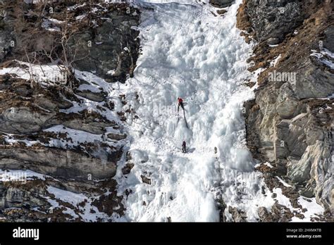 Gefrorener Wasserfall Im Winter Fotos Und Bildmaterial In Hoher