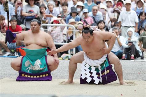 鶴竜、白鵬が奉納土俵入り＝大相撲 感謝