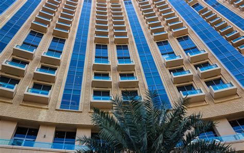 두바이 마리나에 있는 현대 유리 주거용 건물의 추상적인 외부 건축 외관 그 앞의 야자수 0명에 대한 스톡 사진 및 기타 이미지 0명 개념 건물 외관 Istock