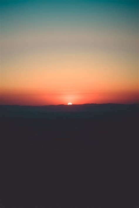 Silhueta Da Montanha Durante O Pôr Do Sol