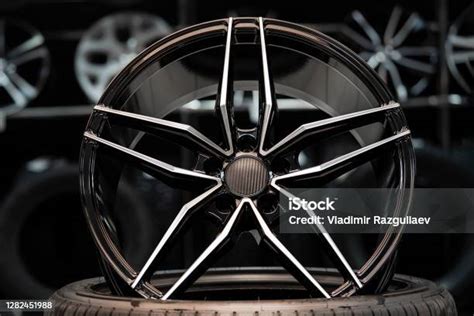 바퀴의 배경에 자동차 가게의 홀에서 카본 커버와 스포츠 합금 휠 림 전면 보기 0명에 대한 스톡 사진 및 기타 이미지 0명 가벼운 강철 Istock
