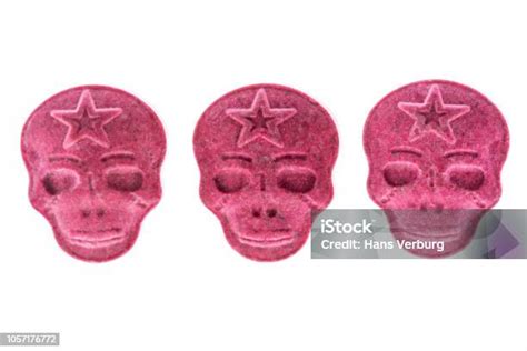 3 5 붉은 군대 두개골 엑스터시 환각제 나 약물 약 흰색 배경에 고립 된 두개골 모양 0명에 대한 스톡 사진 및 기타 이미지 Istock