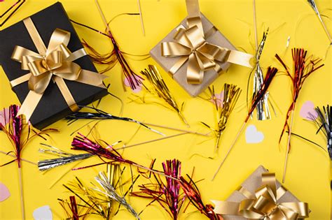 휴일 배경입니다 노란색 배경에 분홍색 하트 색종이로 장식 된 다양한 수제 선물 상자 최소한의 스타일과 발렌타인 데이 개념 플랫 레이 상단 보기 복사 공간 개념에 대한 스톡