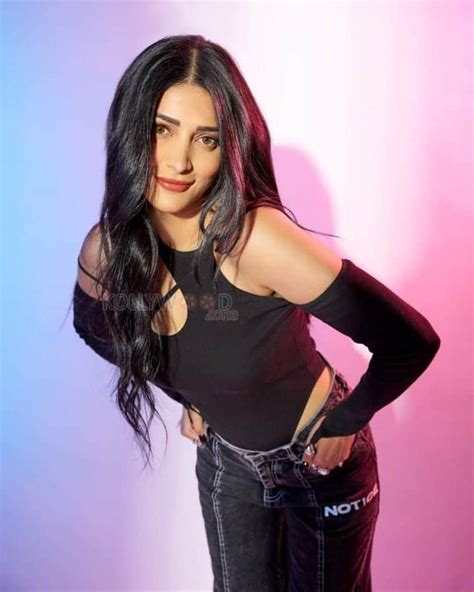 Stylish Shruti Haasan In Black Pictures 01 247093 Kollywood Zone