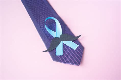 전립선 암 인식 블루 남성 넥타이에 콧수염을 가진 밝은 파란색 리본 생활 및 질병을 지원 하는 사람들 남자 헬스케어와 세계 암의