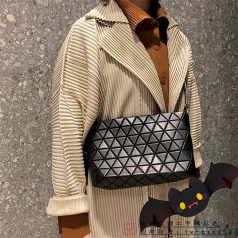 三宅一生 Issey Miyake Baobao 流浪包 水晶包 肩背包 斜挎包 女包 霧面黑色 實拍 免運 蝦皮購物