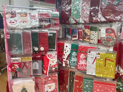 【ダイソー】の材料でクリスマスラッピング術！余った「紙コップ」や「リボン」も大活躍