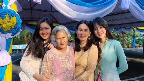 6 Potret Transformasi Kebersamaan Nong Poy Dan Ibunda Kompak Sedari