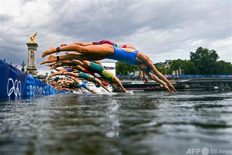 セーヌ川泳いだトライアスロン女子選手が「体調不良」に パリ五輪 写真1枚 国際ニュース：afpbb News