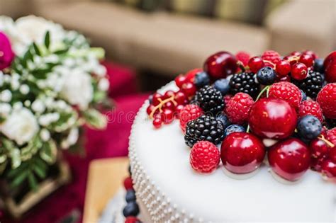 Pastel De Bodas Cl Sico Con Las Frambuesas Las Fresas Las Zarzamoras