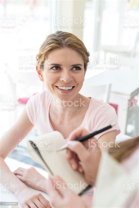 레스토랑에서 메모장에 쓰기 순서 웨이트리스를 보고 웃는 젊은 여자 고객에 대한 스톡 사진 및 기타 이미지 고객 낮