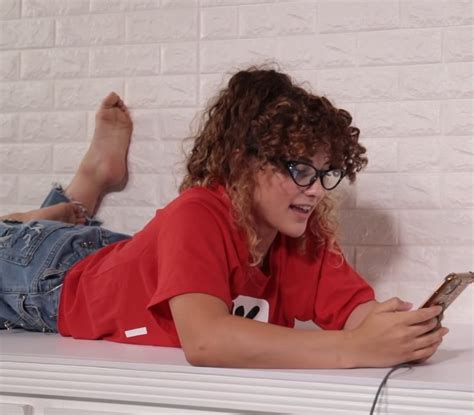 Sofie Dossi Feetforum