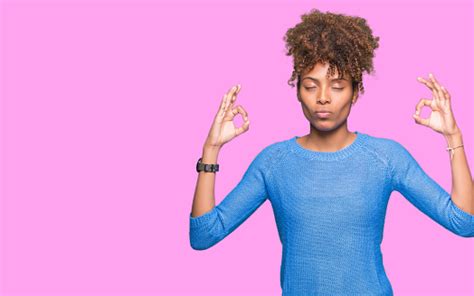 격리 된 배경 위에 아름 다운 젊은 아프리카계 미국인 여자 휴식과 명상 손가락으로 제스처를 하 고 폐쇄 눈으로 웃 고 요가 개념 개념에 대한 스톡 사진 및 기타 이미지