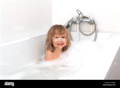 Spaß fröhliche glückliche Kleinkind Baby in der Badewanne mit Schaum