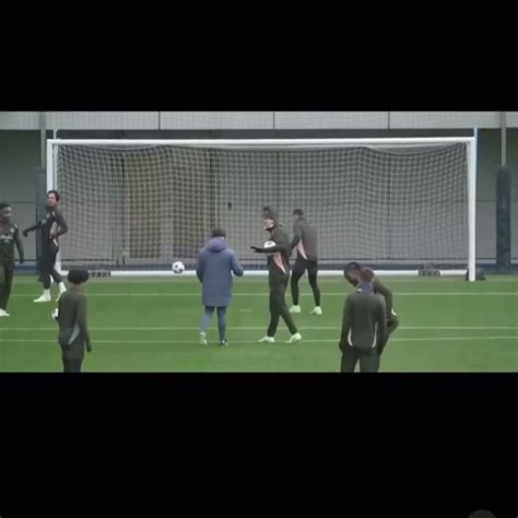 맨시티즌 [] 포든 그릴리쉬 귄도안 홀란 훈련 라이브 영상에서 빈 골대 Pk 연달아 실패 💬 크로스바 챌린지였다고 알려짐 💬 영상 초반 포든의 킥 전